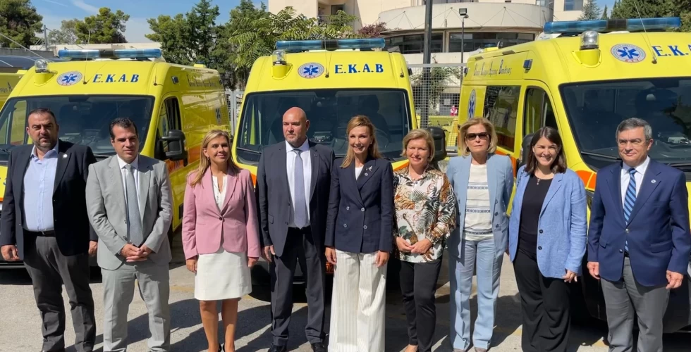 Δωρεά 20 εξοπλισμένων ασθενοφόρων στο ΕΚΑΒ από την Ένωση Ελλήνων ...